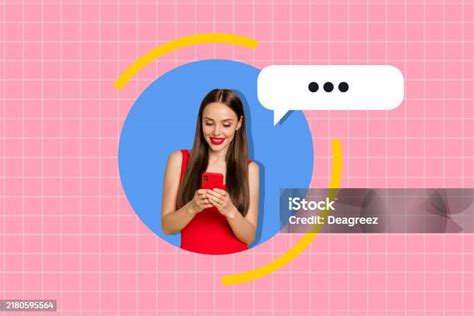복합 사진 콜라주 의 행복 소녀 유형 메시지 전화 소셜 미디어 통신 메신저 마음 절연 통 그려진 배경 25 29세에 대한 스톡 사진 및 기타 이미지 Istock