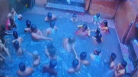 Bihar ब्रह्म कुंड में स्नान के दौरान महिला चेन स्नैचर ने उड़ाया मुखिया का मंगलसूत्र Cctv में