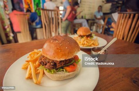 감자 튀김과 소스와 함께 맛 있는 햄버거 붐비는 패스트 푸드 카페의 테이블에 제공 됩니다 저녁 식사 아침 식사 또는 점심 미국식 요리 감자 요리에 대한 스톡 사진 및 기타