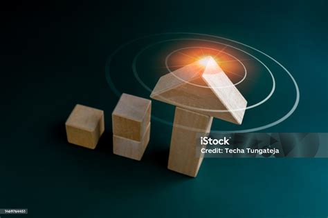 큐브 블록의 화살촉 나무 막대 그래프 차트 단계에 대상 아이콘 기호 진한 파란색 배경 상위 뷰 투자 소득 동향 인플레이션 사업 성장 경제 개선 개념 금융에 대한 스톡 사진