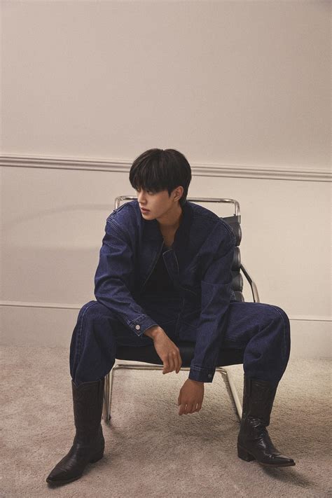 송강 청바지가 잘 어울리는 가을남자 화보