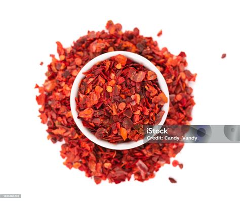 흰색 배경에 고립 된 그릇에 말린 빨간 칠리 플레이크 다진 칠리 카이엔 후추 향신료와 허브 맨 위 보기입니다 가루로 빻은에 대한 스톡 사진 및 기타 이미지 Istock
