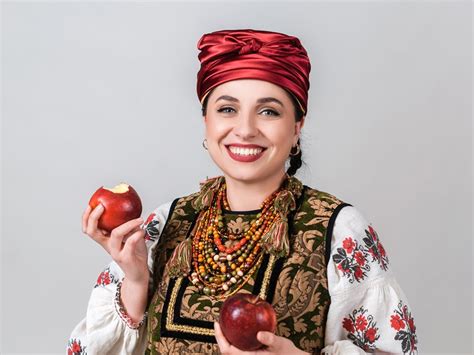 Фотосесія в українському вбранні Дерево Життя