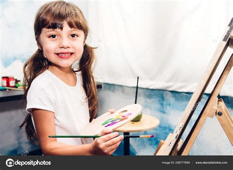 Маленька Дівчинка Художник Малює Полотні Кольоровою Палітрою Акварельними Фарбами Вдома