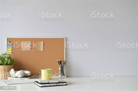 선택적 초점 커피 찻잔 노트북 및 사무실 공급 공간 사무실 책상을 복사 합니다 가구에 대한 스톡 사진 및 기타 이미지 가구