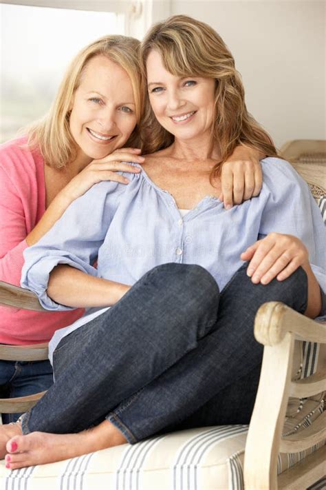 Madre E Figlia Adulte Nel Paese Fotografia Stock Immagine Di Casuale Mamma