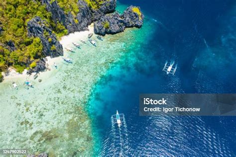 시미즈 섬 엘니도 팔라완 필리핀 해변 산호초 날카로운 석회암 절벽이있는 작은 열대 섬의 공중 무인 항공기 보기 0명에 대한 스톡 사진 및 기타 이미지 Istock