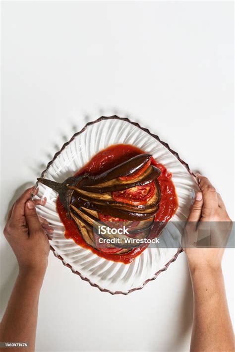 토마토와 소스를 곁들인 가지로 만든 맛있는 요리를 접시에 담는 인간의 손 가지 채소에 대한 스톡 사진 및 기타 이미지 가지 채소 건강한 생활방식 건강한 식생활