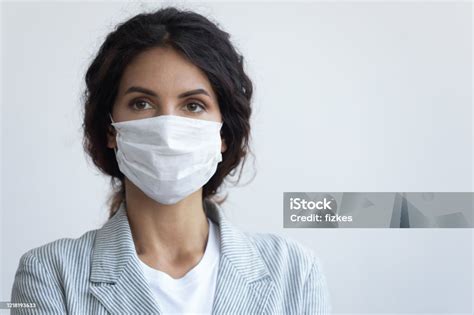 멸균 얼굴 바이러스 전염 방지 마스크를 착용 심각한 젊은 여성 간호사에 대한 스톡 사진 및 기타 이미지 간호사 감기와 독감 거즈 Istock