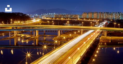 고속도로를 달리는 자동차와 야간에 고가도로를 달리는 자동차의 타임랩스 사진 사진 Unsplash의 무료 대전 이미지