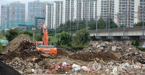 산더미처럼 쌓인 쓰레기 연합뉴스