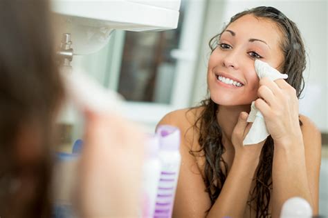 How You Can Clean Your Eye Makeup Naturally And Effectively