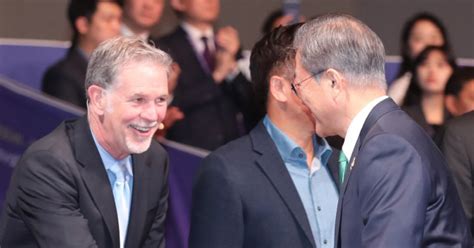 [포토]리드 헤이스팅스 넷플릭스 회장과 악수 하는 문재인 대통령