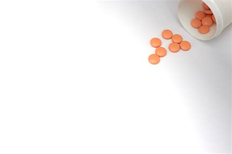 복사 공간이있는 비즈니스 의료 의약품 판매자 개념에서 의료 플라스틱 항아리의 개방에서 확산 오렌지 코팅 라운드 약물 정제 간호사에 대한 스톡 사진 및 기타 이미지 Istock