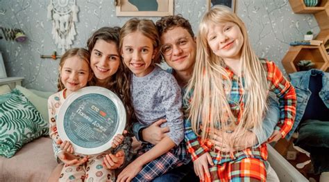 Появились первые кадры и описание сюжета новых Папиных дочек