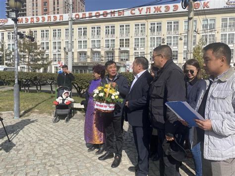 ФОТО ИЗНН аас ардчиллын алтан хараацай С Зориг агсны хөшөөнд хүндэтгэл үзүүллээ