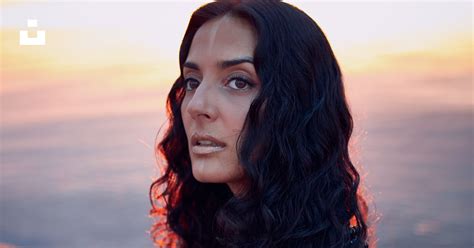 해변에 서 있는 긴 검은 머리를 가진 여자 사진 Unsplash의 무료 자연 이미지