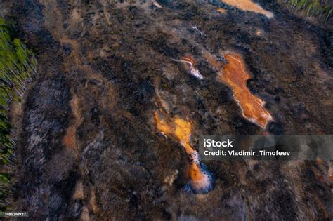 땅의 균열의 질감 토양 두꺼워짐 가뭄 땅은 너무 길고 물이없는 마른 땅에 마른 강 생태 재해 금이 간 땅 원근법의 풍경 독성 토양 0명에 대한 스톡 사진 및 기타 이미지