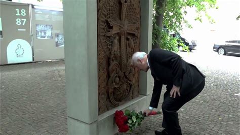 Նախագահը Բեռլինում ծաղիկներ է դրել Հայոց ցեղասպանության զոհերի հիշատակը հավերժացնող խաչքարի մոտ