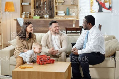 소파에 함께 앉아 부동산 상담을 가진 소년과 다양한 남자와 행복한 가족 가정 생활에 대한 스톡 사진 및 기타 이미지 가정 생활 방문 집 내부 Istock