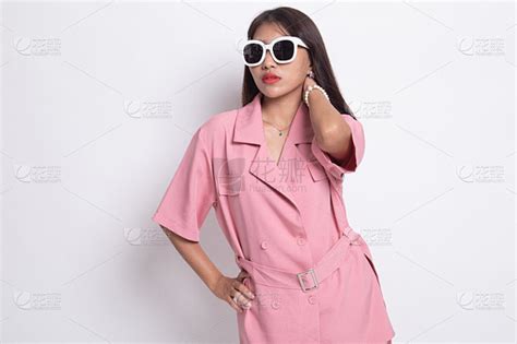 一个漂亮的年轻亚洲女孩戴着太阳镜的肖像。