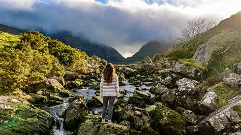 던로의 갭 카운티 케리 아일랜드의 공중보기 강에 돌 위에 서서 자연을 보는 여자 자연에서 자유롭고 자연에서 강한 여자 자연을 보는 여자 영화 같은 자연 사진 휴식 명상 자연