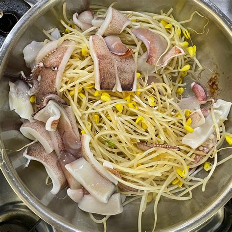 매콤한 감칠맛 비법 양념장 넣어 오징어콩나물찜 만들기