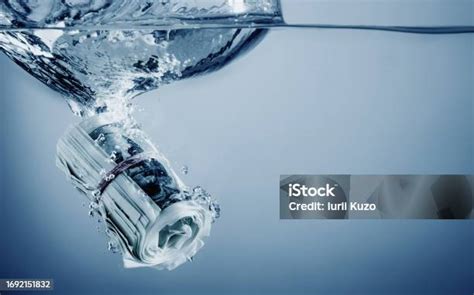 세계 경제 및 금융 위기와 경기 침체의 상징으로 물에 가라앉는 미국 달러 지폐를 닫습니다 텍스트를 위한 공간을 복사합니다 0명에 대한 스톡 사진 및 기타 이미지 Istock