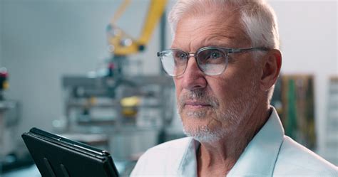 자동화 제조 및 사고를 위해 공장에서 태블릿에 대한 아이디어 로봇 및 엔지니어 인더스트리 40의 계획 비전 및 문제 해결을 위한 로봇 공학을 갖춘 기술 창고 및 성숙한 사람