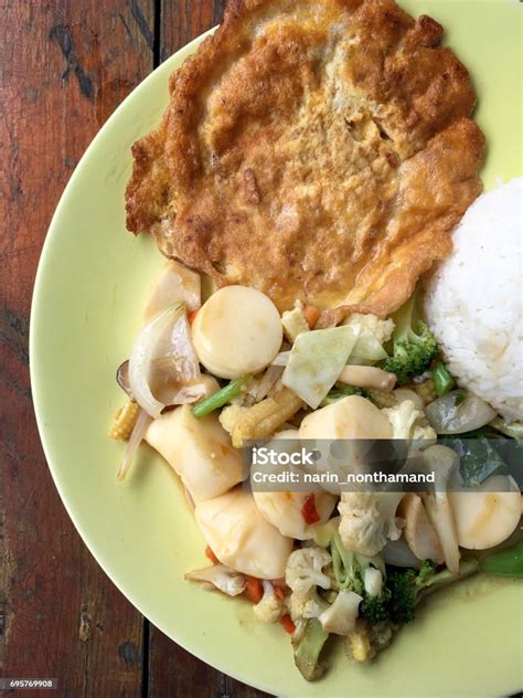 야채와 태국 오믈렛 나무 테이블에 녹색 접시에 두 하 부 튀김된 요리 태국 스타일 음식입니다 채식 음식입니다 빈티지 음색입니다 건강한 식생활에 대한 스톡 사진 및 기타