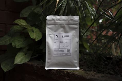 식물 옆에 라벨이있는 비닐 봉지 사진 Unsplash의 무료 브릭스커피콩 이미지