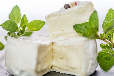 치즈의 브리 유형입니다 카망베르 치즈 신선한 브리 치즈와 견과류 꿀 잎이 있는 나무 판에 슬라이스를 얹습니다 이탈리아 프랑스 치즈 0명에 대한 스톡 사진 및 기타 이미지