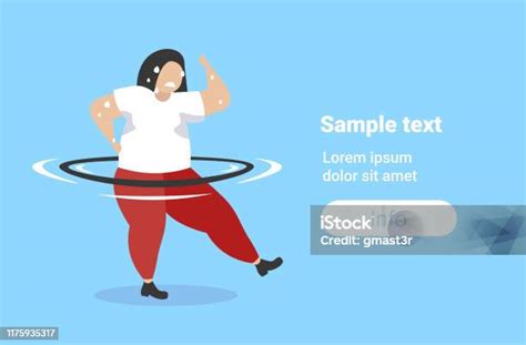 뚱뚱한 뚱뚱한 소녀 비틀기 훌라 후프 과체중 땀 여자 심장 훈련 운동 체중 감소 개념 평면 전체 길이 수평 복사 공간 가공의