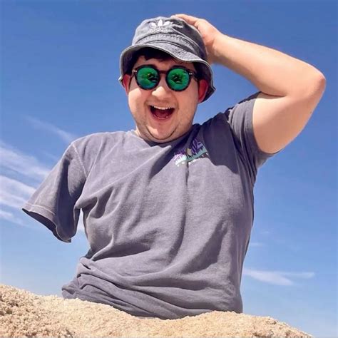 Video Tiktoker Loves Making People Laugh And Sharing Life With One Limb Abc News