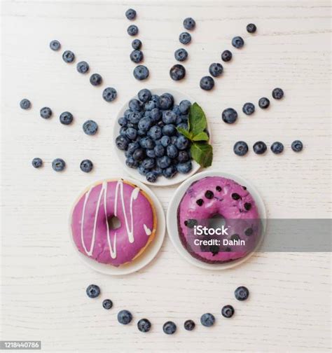 열매와 도넛의 총구 인도 컬러 배경에 달콤한 맛있는 도넛과 딸기 갈색에 대한 스톡 사진 및 기타 이미지 갈색 도넛 미식가 Istock