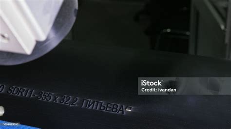 레이저 마킹 기계 조각 플라스틱 물 파이프 공장 제조입니다 물과 공기 압력의 사용과 기계 도구에 플라스틱 튜브를 만드는 과정