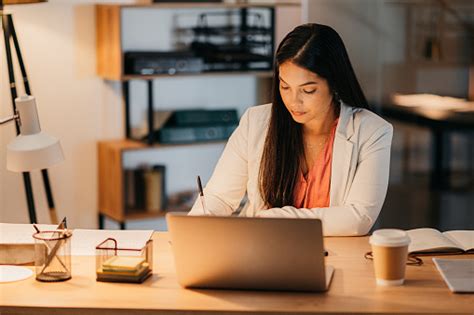 비즈니스 여성 야간 작업 및 사무실 초점 보고서 전략 및 마감일을위한 글쓰기 및 랩톱 계획 다크 에이전시 늦은 책상 직원 및 일중독 전문 기업가 창업 회사 35 39세에