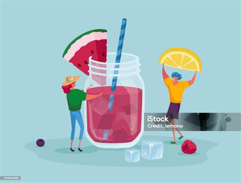 작은 사람들은 수박 핑크 주스 얼음 큐브와 빨대와 거대한 유리 항아리에 레몬 슬라이스를 넣어 여름철에 차가운 음료와 달콤한 음료를 마시는 여성 캐릭터 만화 벡터