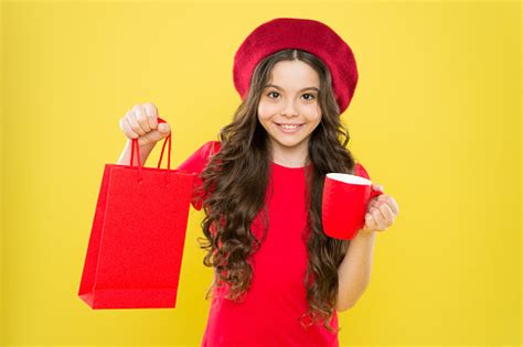 아름다움과 패션 베레모 음료 차에 곱슬 머리를 가진 행복한 소녀 어린 시절 미용사 살롱 프랑스 스타일의 모자에 어린 소녀 쇼핑