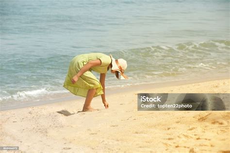 빈티지에 아름 다운 행복 한 다민족 아시아 여자 드레스 해변에서 산책 걷기에 대한 스톡 사진 및 기타 이미지 걷기 기울어진 다리 신체 부분 Istock