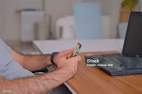 현대 노트북 장치로 작업하는 사업가 디지털 태블릿 컴퓨터 및 모바일 스마트 폰을 사용하는 학생 비즈니스 개념 선택적 초점 25 29세에 대한 스톡 사진 및 기타 이미지