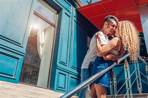 혼합된 경주 몇 시에 산책 하는 사랑에 아랍 남자와 그의 백인 여자 친구 계단에서 포옹 낭만주의 날짜 금발 머리에 대한 스톡 사진 및 기타 이미지 Istock