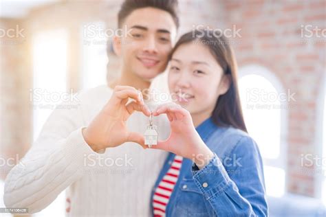 젊은 아시아 부부는 새로운 집의 열쇠를 들고 행복하고 흥분새 아파트로 이동 미소 2명에 대한 스톡 사진 및 기타 이미지 2명 가정 생활 구매 Istock