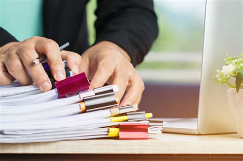 실업가 손을 들고 연필 종이 파일 정보 비즈니스 보고서 논문 검색의 더미에서 작업을 위한 컴퓨터 책상에 성공 투자 개발에 대 한 전문 작업 시작 교육에 대한 스톡 사진 및