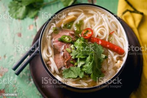 베트남 전통 스프 포 보 쇠고기와 소박한 나무 테이블에 신선한 고 수 풀 0명에 대한 스톡 사진 및 기타 이미지 0명 건강한 생활방식 건강한 식생활 Istock