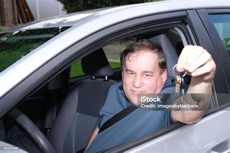 자동차 의 바퀴 뒤에 자폐증 남자 그리고 그래 그는 운전 할 수 있습니다 자폐증에 대한 스톡 사진 및 기타 이미지 자폐증 성인 운전하기 Istock