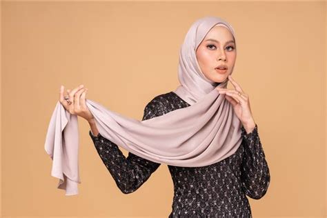 کراچی پاکستان 30 دسامبر 2020 زن شیک پوش زیبا با لباس های طراح ژست گرفتن