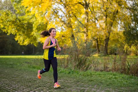 무료 이미지 달리는 국가 휴양 유럽 높은 가을 공원 조깅 십자가 노랑 금연 건강 증진 협회 시즌 경주