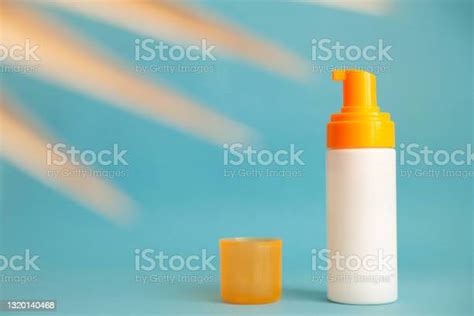 야자 수 분지와 아쿠아 블루 배경에 크림이나 로션흰색과 노란색 선스크린 병 빈 병 모형 Spf 자외선 차단 여름 스킨 케어 0명에 대한 스톡 사진 및 기타 이미지 Istock