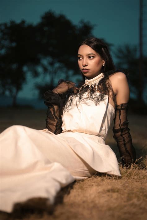 집 밖의 2024 년 2025 Isb 겨울 경찰서 공공의 그들이 쏴 글램 꾸뛰르 다른 대담한 대담한 색상 도시의 디자이너 복장 라왈핀디 러스틱